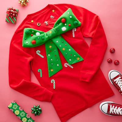 Chandail laid de Noël paré d’une combinaison de couleurs en rouge et ...